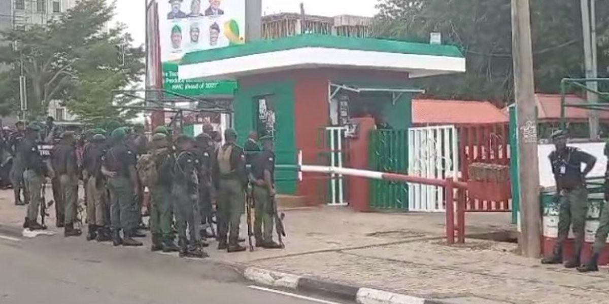 JUST IN: Police take over PDP headquarters in Abuja ahead of NEC ...